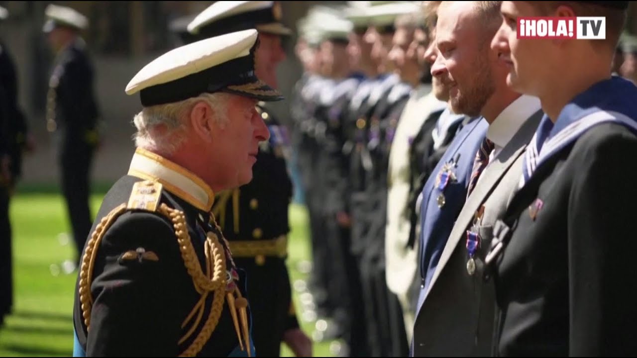 El rey Carlos honra a los marineros que participaron en el funeral de ...